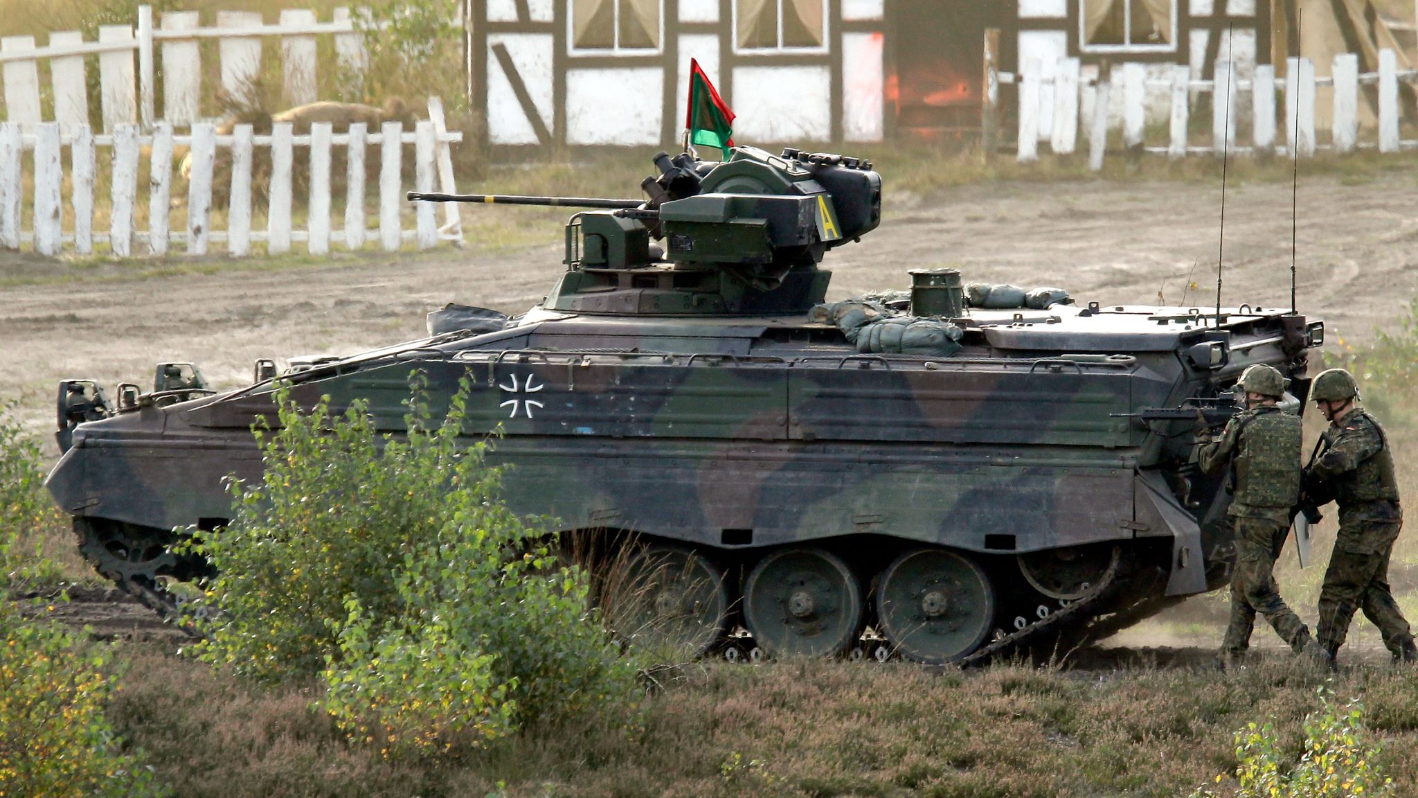 What are Leopard 2 and M1 Abrams battle tanks and what armoured ...