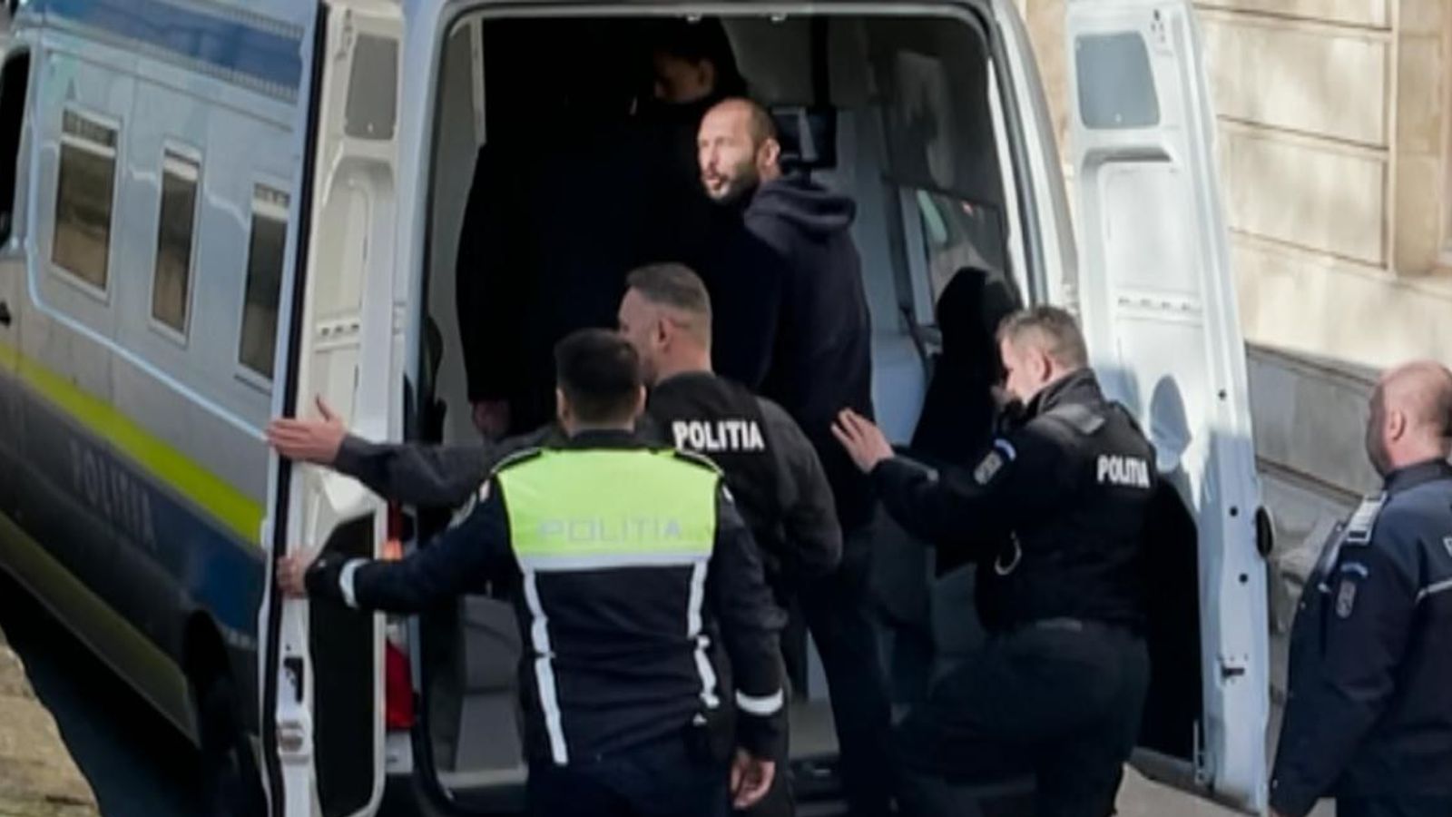 Andrew Tate leaves court in Romania shouting : 'Ask them for evidence ... Andrew Tate leaves court in Romania shouting : 'Ask them for evidence ...