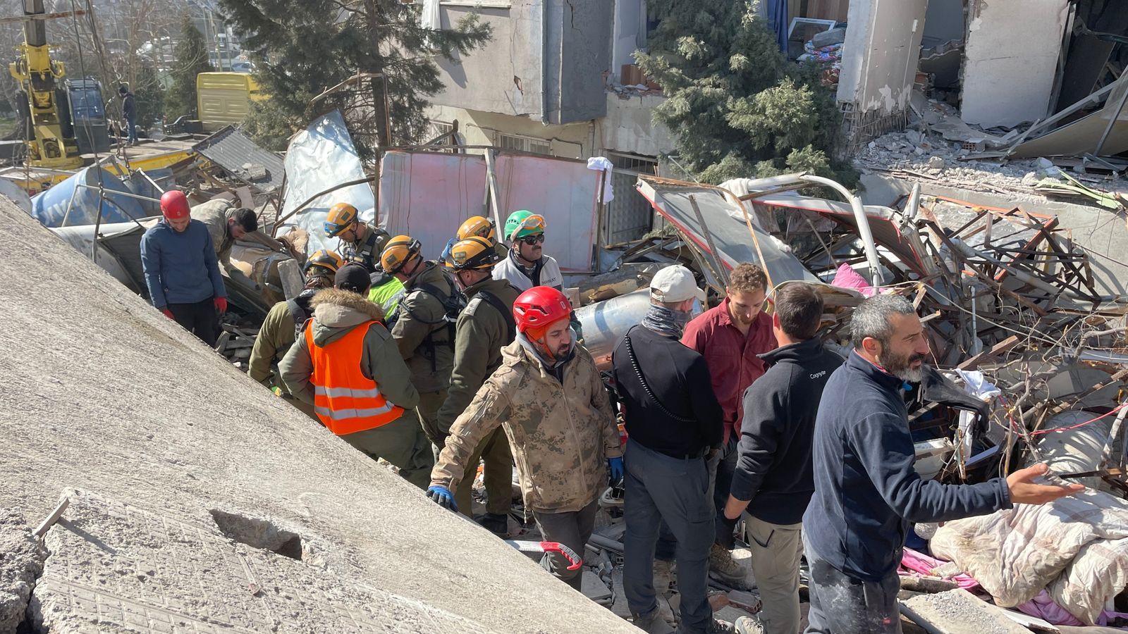 Turkey-Syria earthquake: 'We thought they were dead' - sisters rescued ...