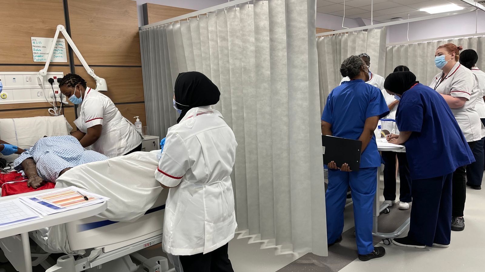 How virtual reality wards could help ease pressure on NHS hospitals ...