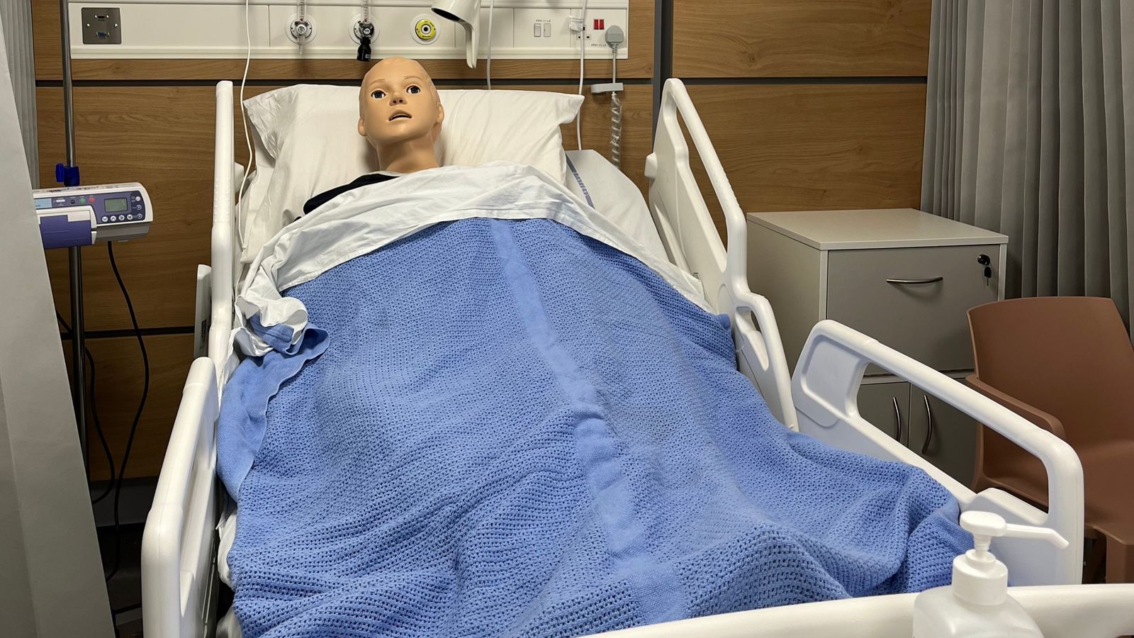 How virtual reality wards could help ease pressure on NHS hospitals ...