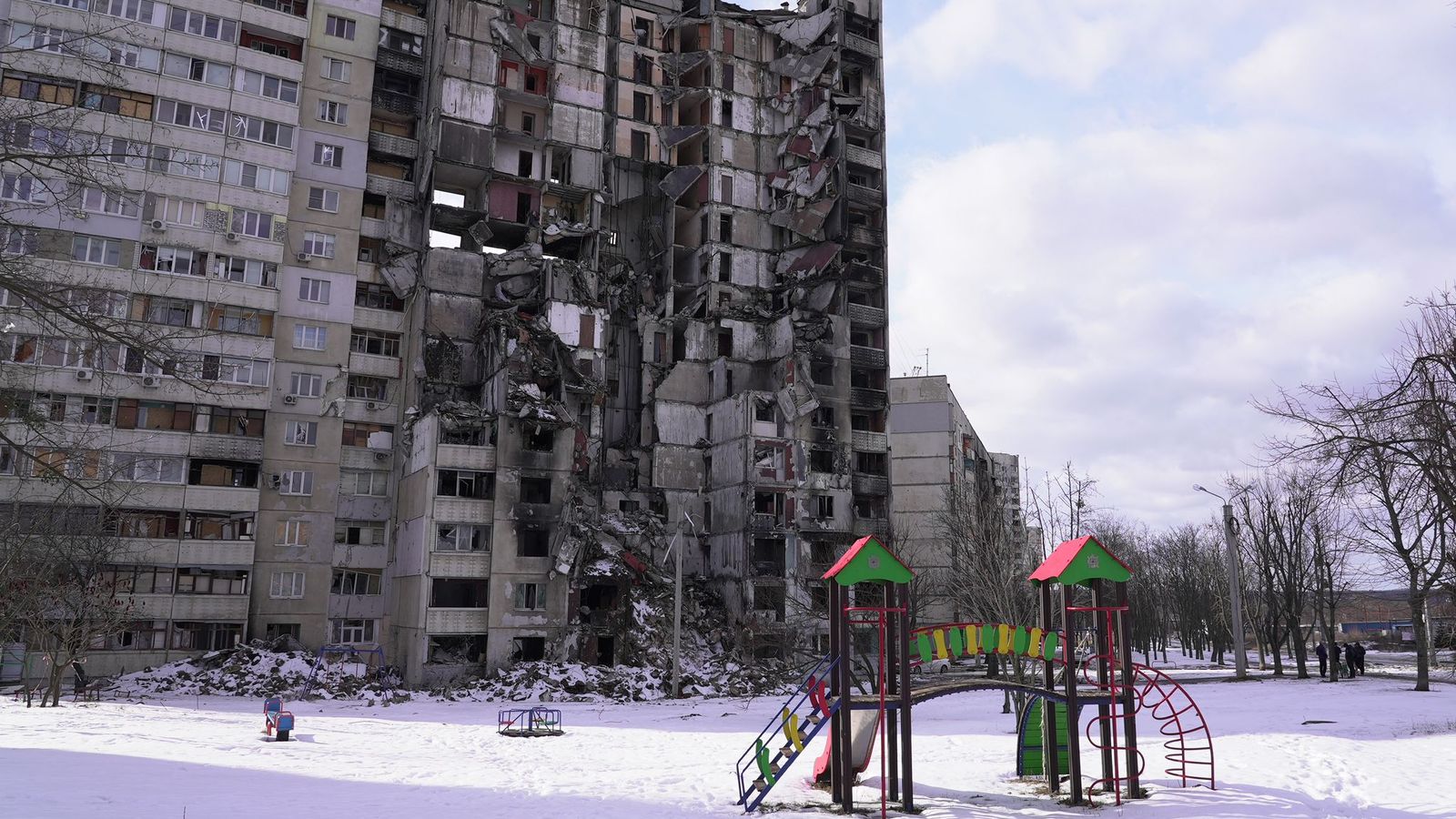 Ukraine war: The last resident in his badly-damaged block of flats ...