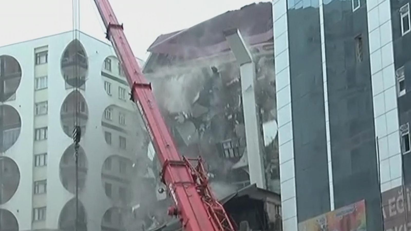 Turkey-Syria earthquake: Building facade collapses in Diyarbakir ...