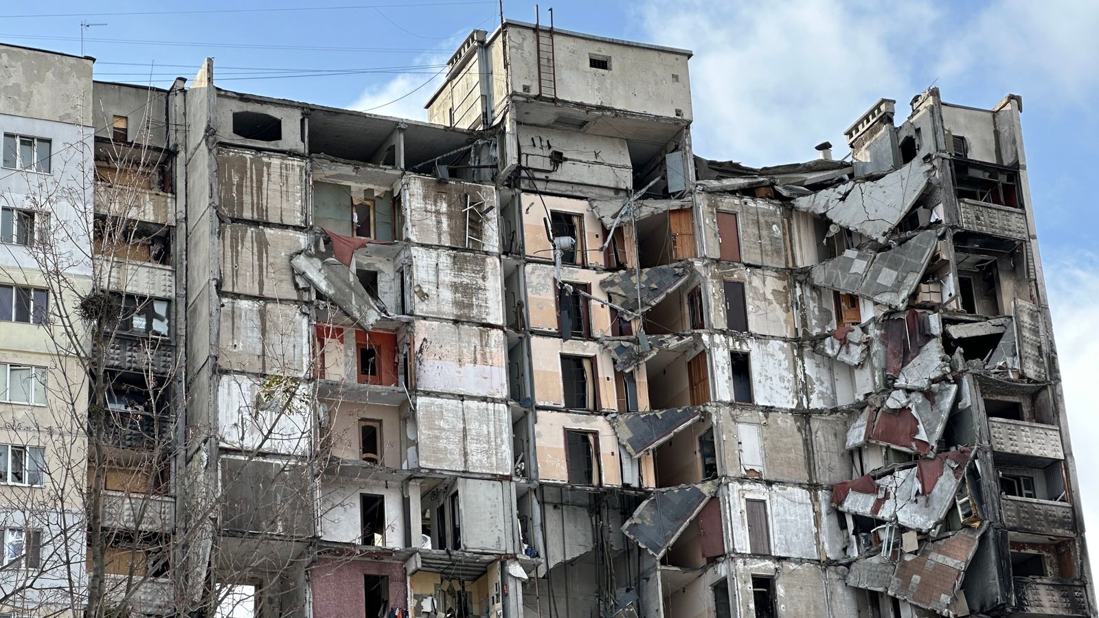 Ukraine war: The last resident in his badly-damaged block of flats ...
