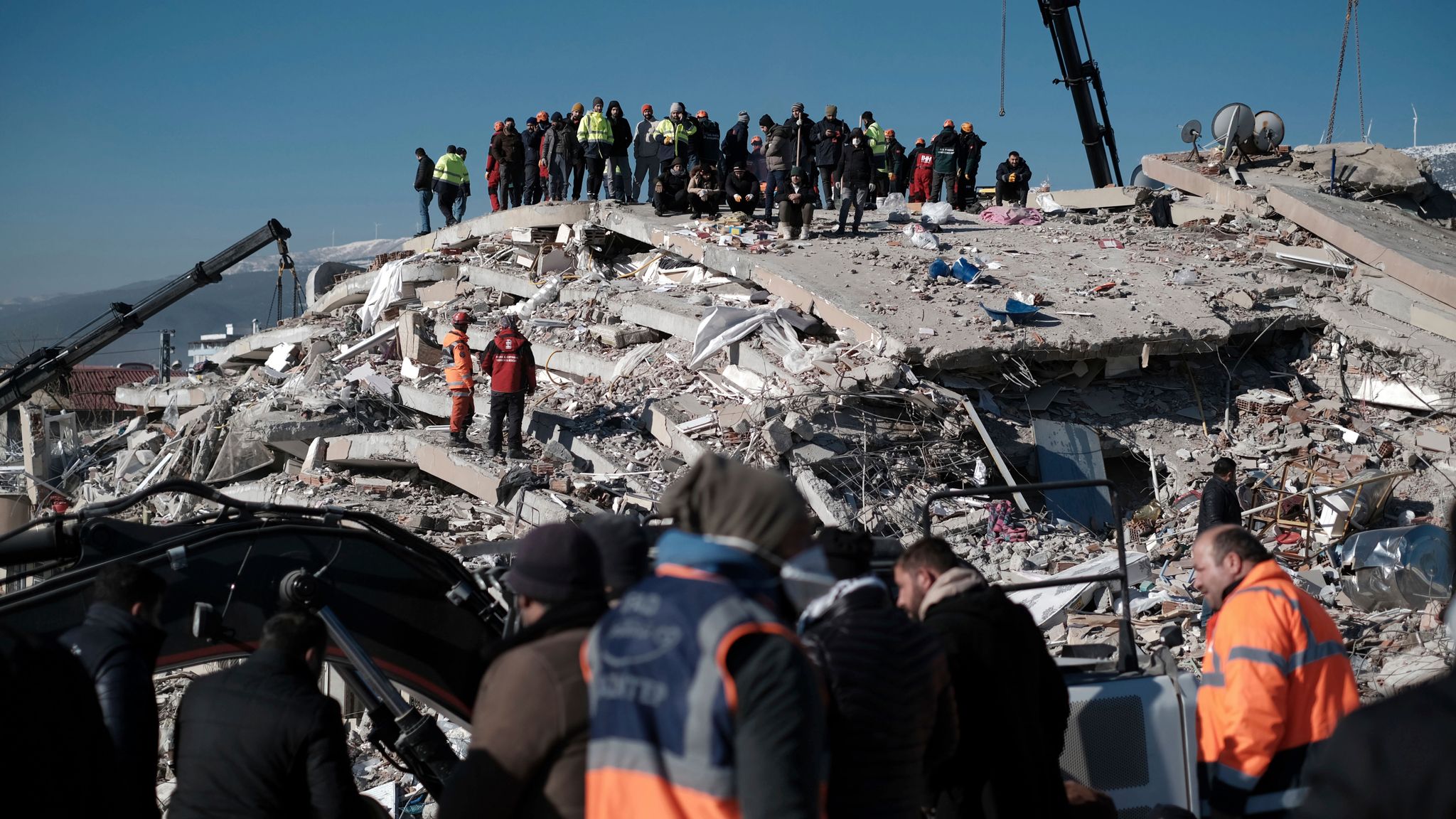 Turkey-Syria earthquake: Family of five trapped for 129 hours pulled ...