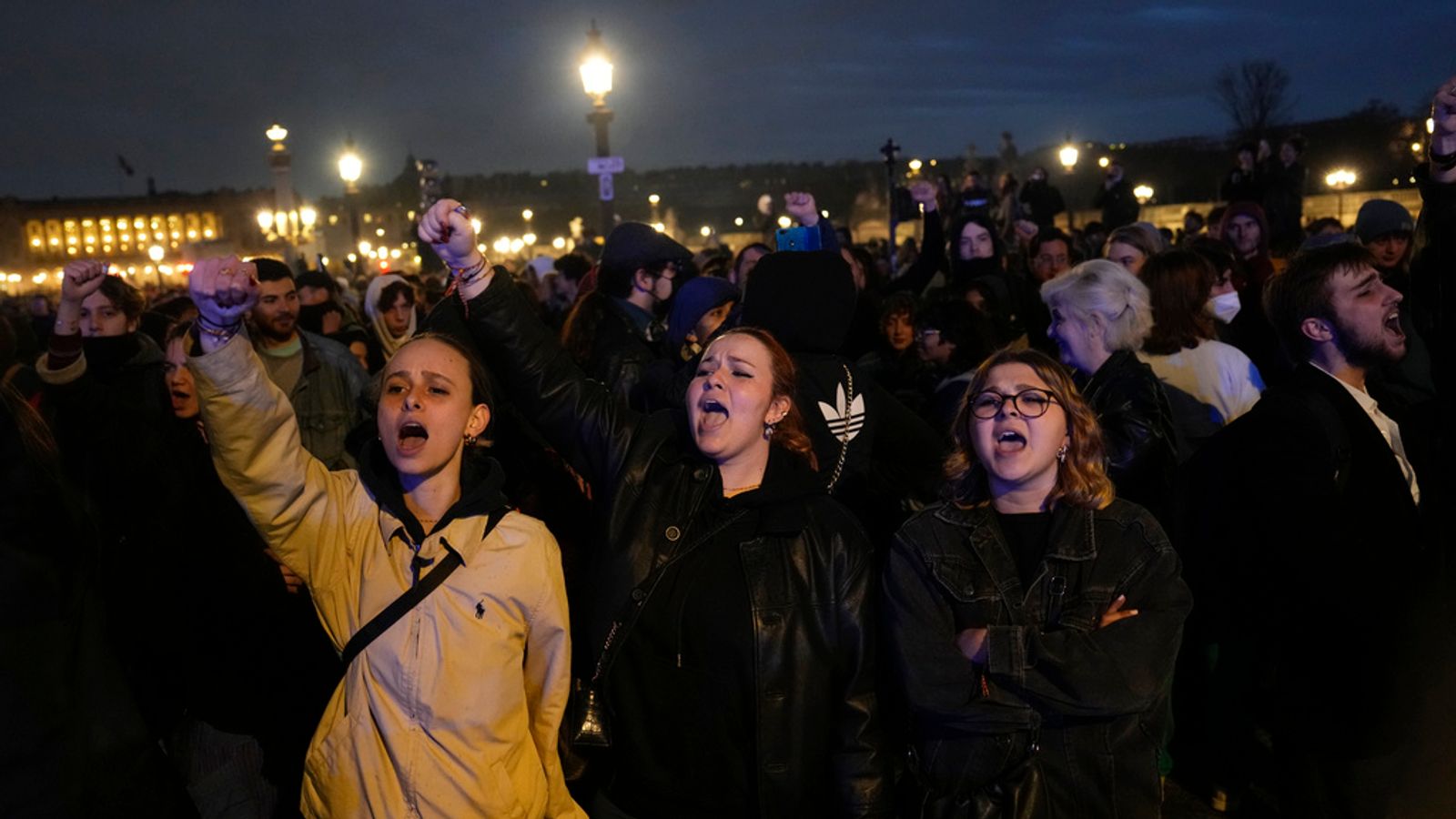 French protests: Violence erupts in Paris as police clash with ...