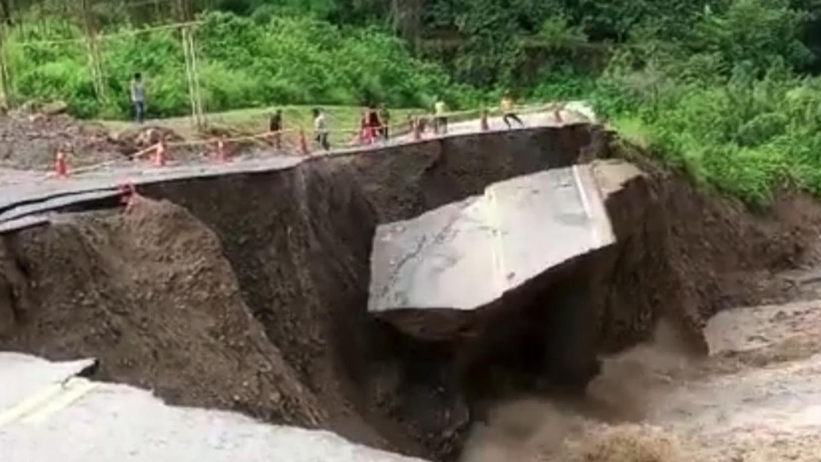Workers run to safety as chunk of road collapses into ravine in Peru ...