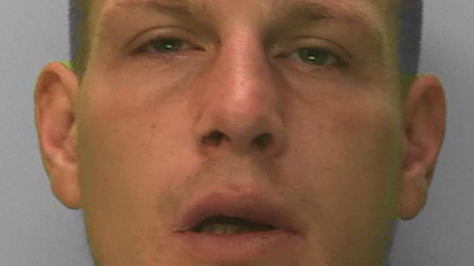 CCTV shows moment brave members of the public tackled robber who ...