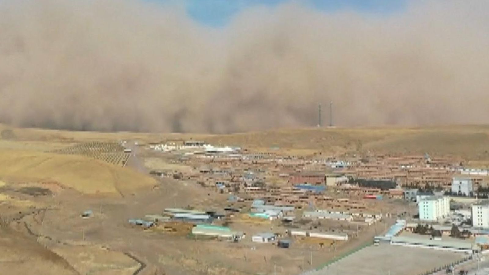 Sandstorm towering at 100m in height engulfs parts of northwest China ...