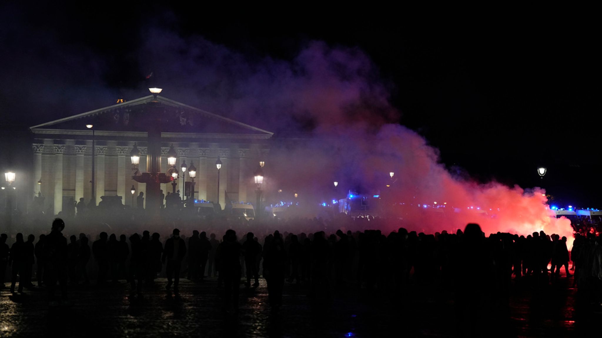 French protests: Violence erupts in Paris as police clash with ...