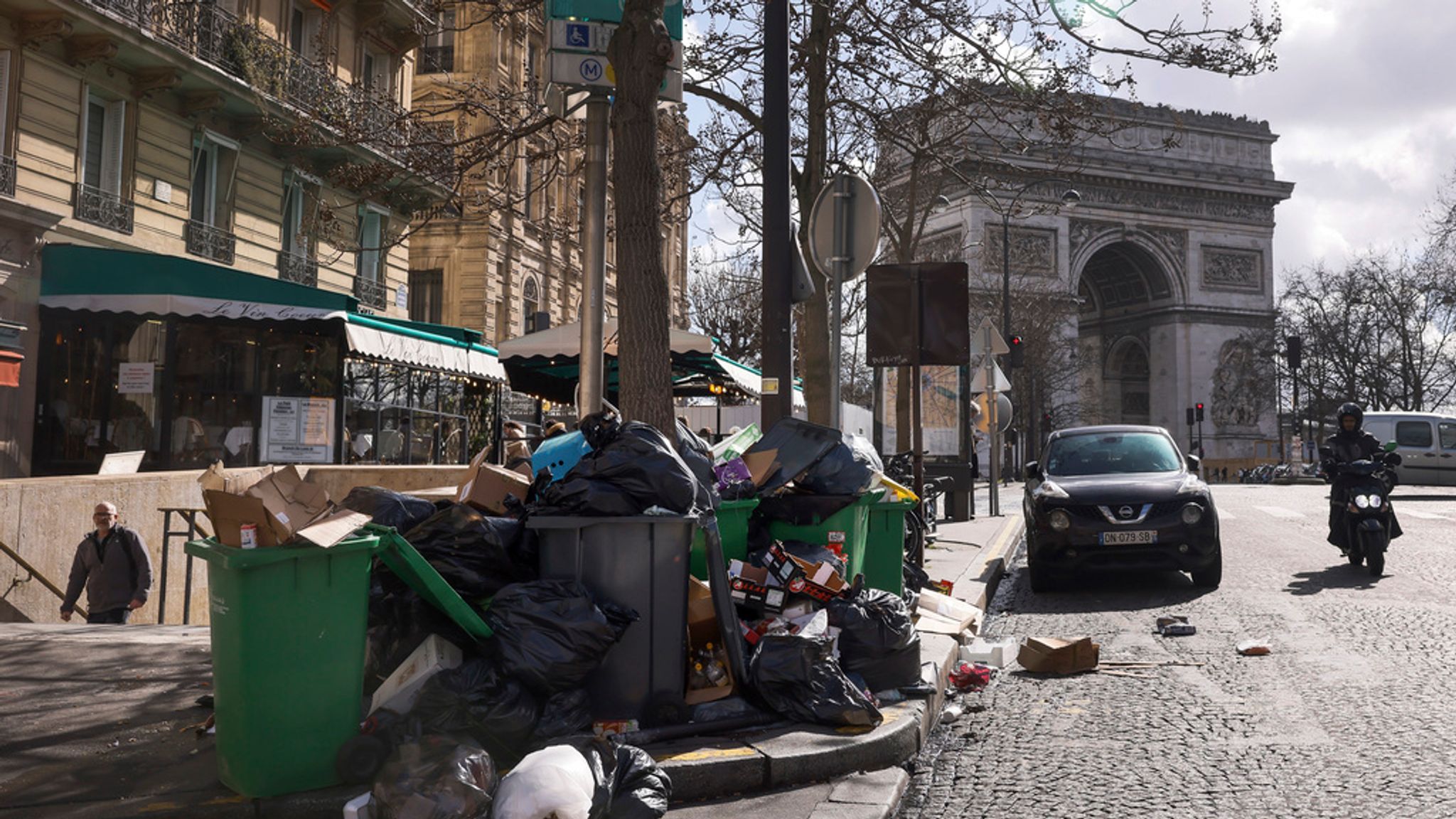 Paris resembles dump as more than 5,000 tons of rubbish festers on ...