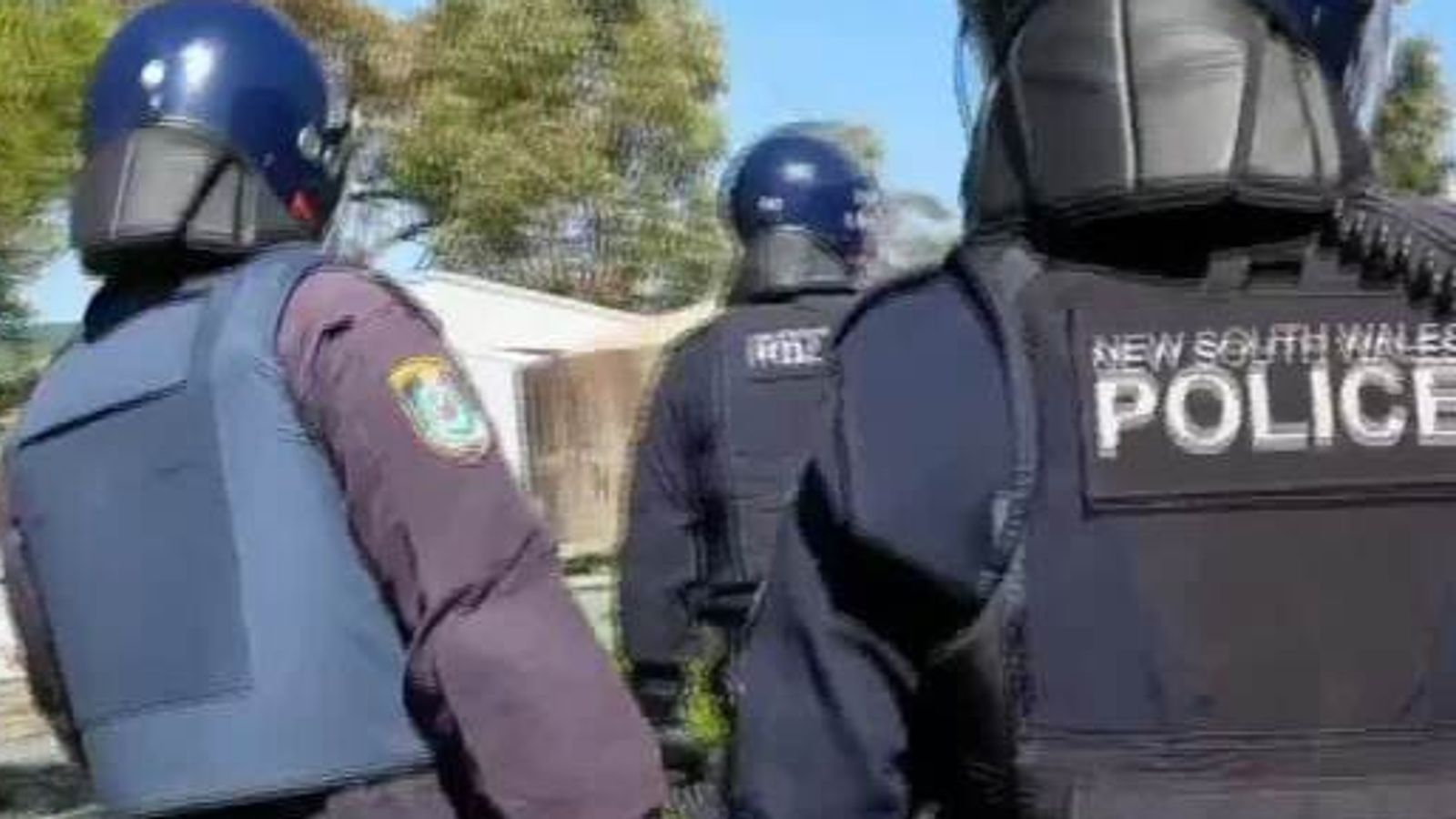 Australia: Moment police on trail bikes raid huge illegal tobacco farm ...