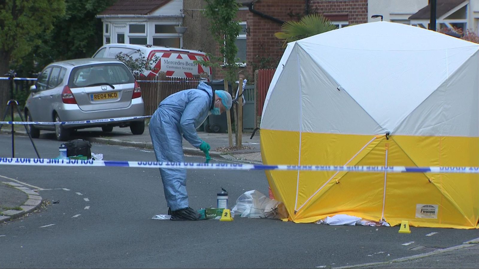 Brentford: Forensic officers at murder scene as police arrest 10 people ...