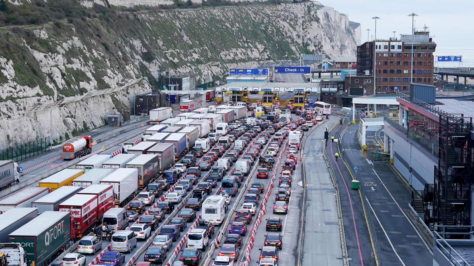 Travel warning: Queues in Dover lengthen amid warnings of long delays ...