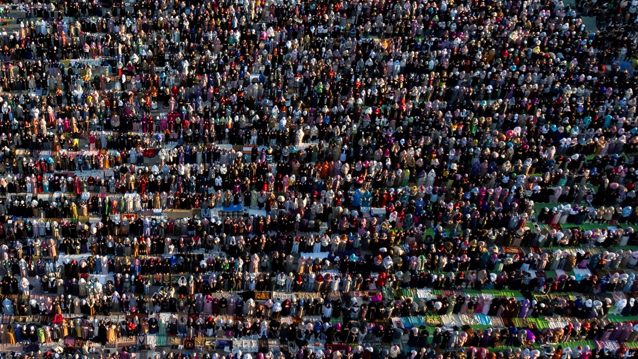 Muslims around the world celebrate Eid al Fitr after month of fasting ...