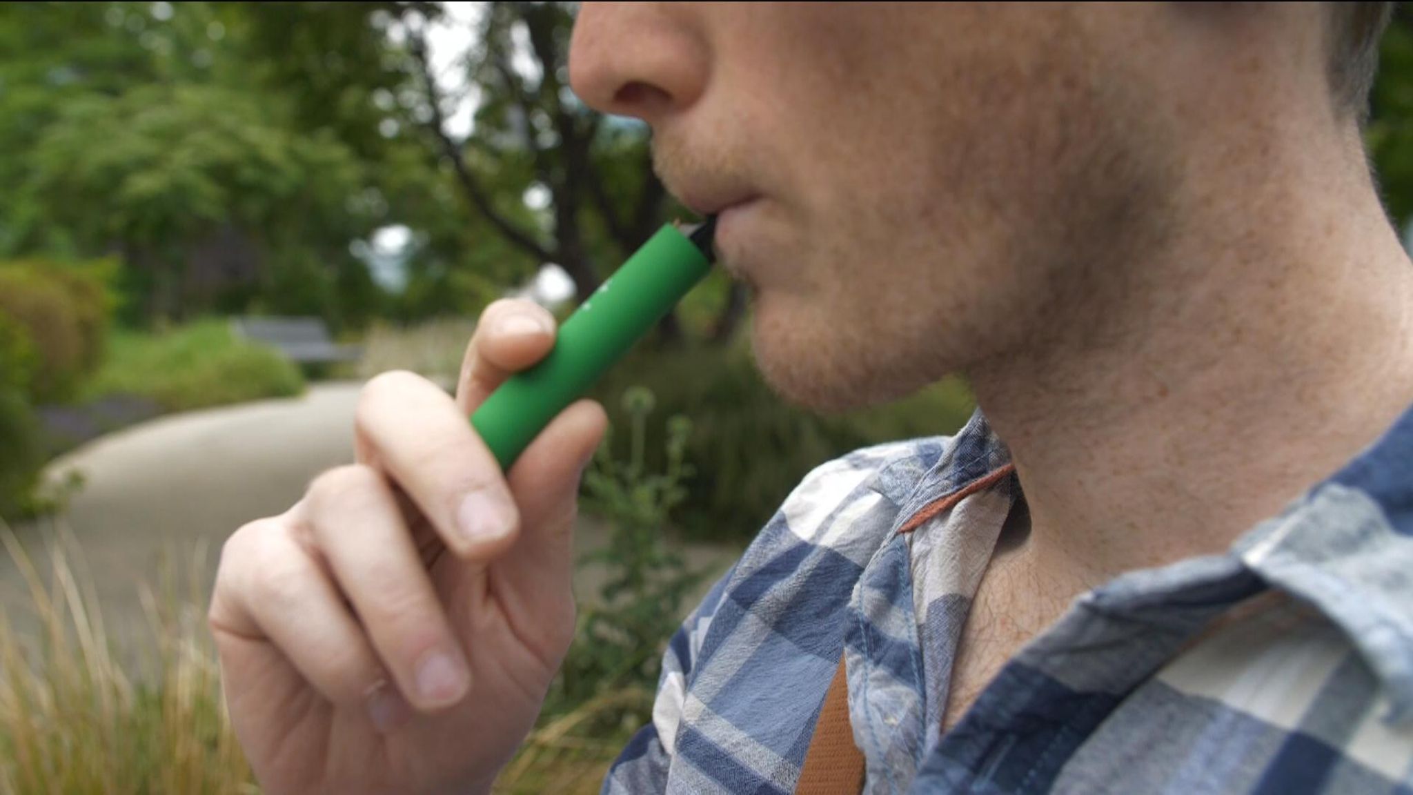 'Complete ban' on UK vaping adverts needed, says medical research group ...