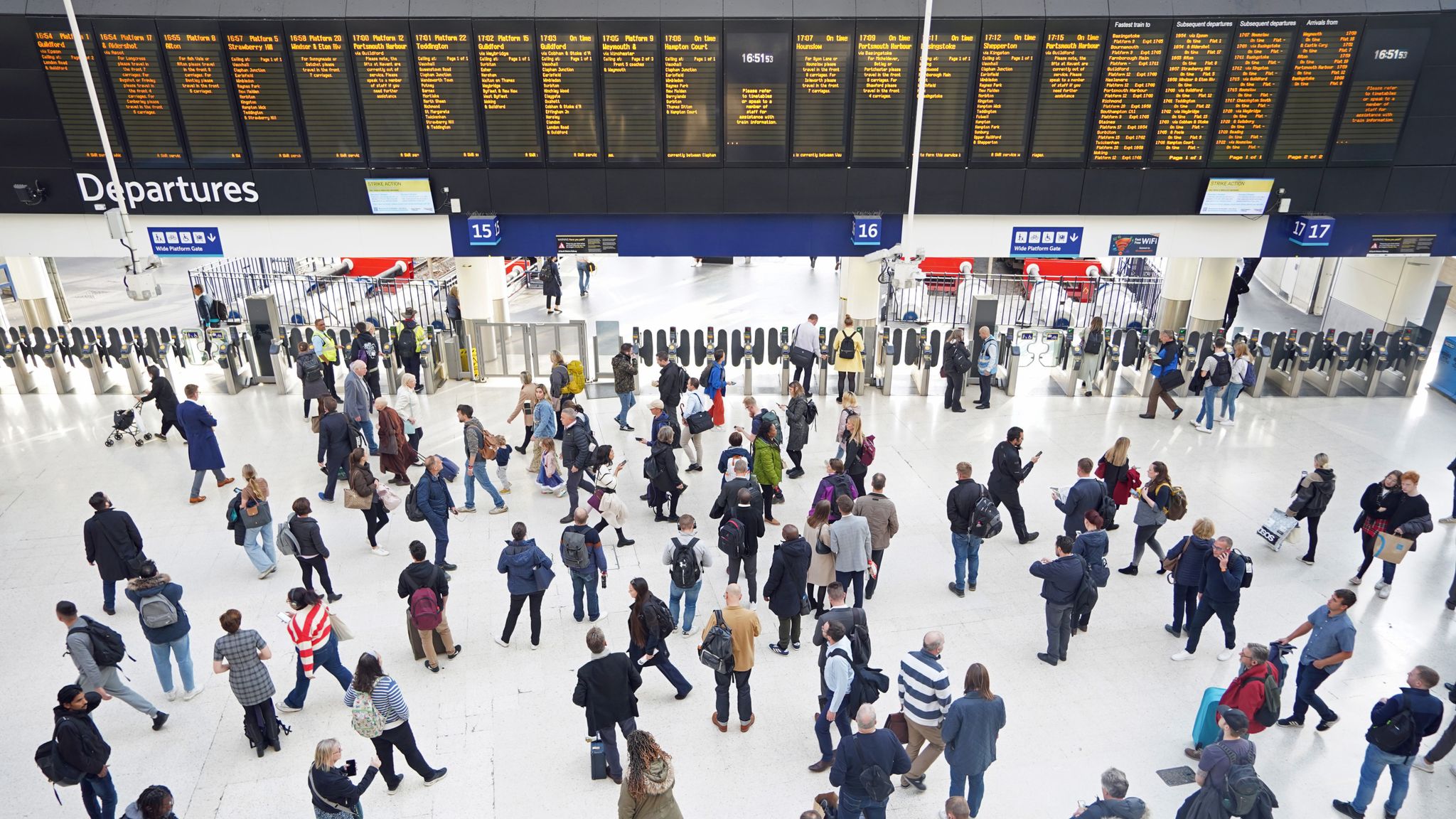 'Major disruption' as London Waterloo station hit by 'signalling ...