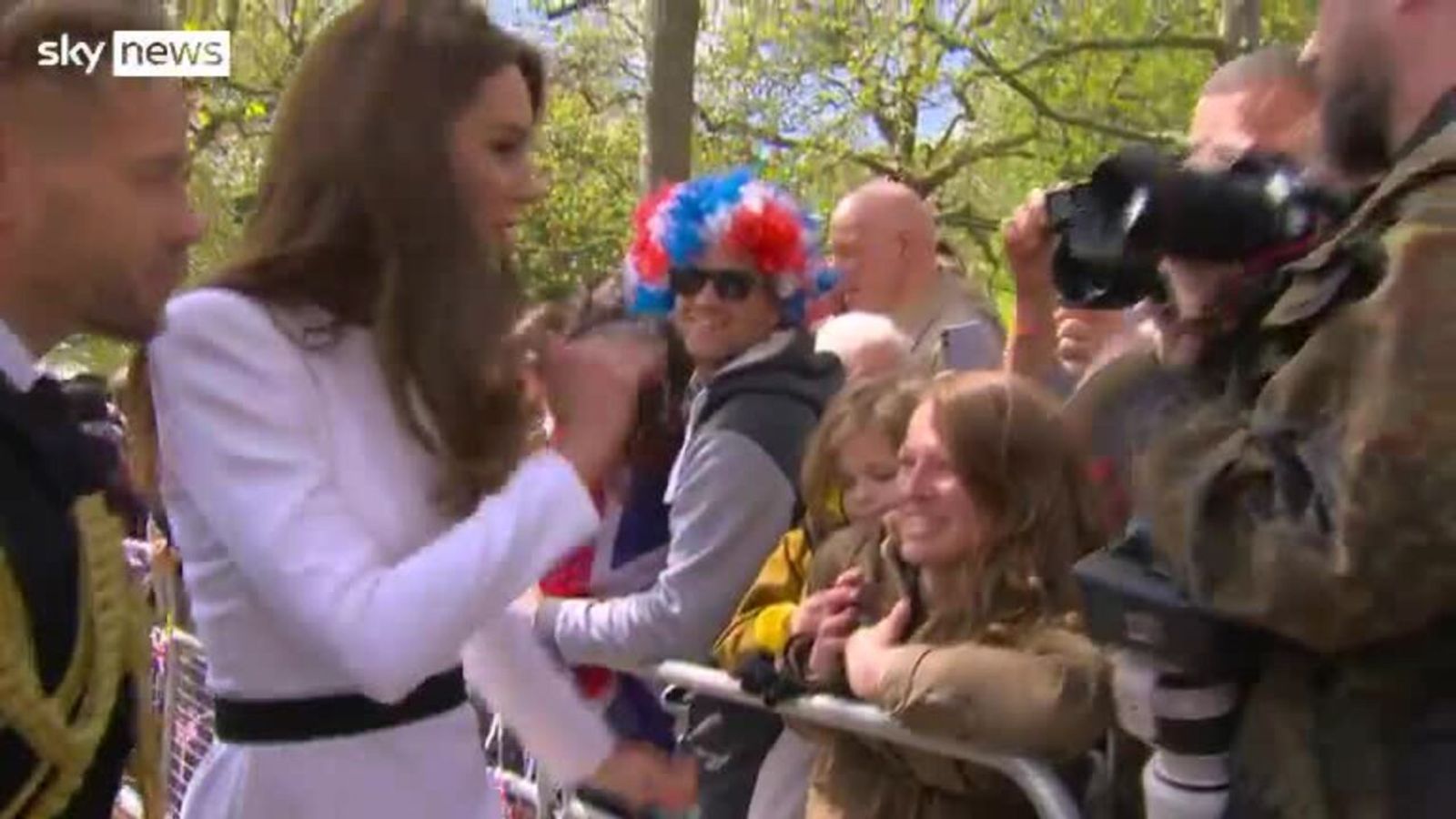 Coronation: Kate meets crowds on The Mall | News UK Video News | Sky News