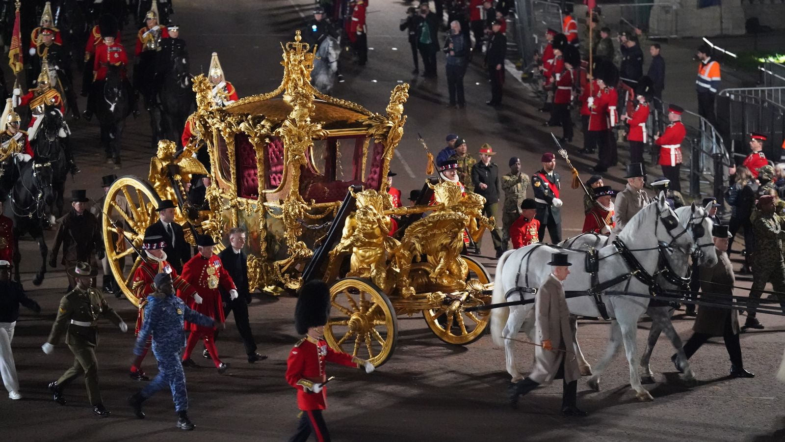 Early morning coronation rehearsals feature drumming soldiers and state ...
