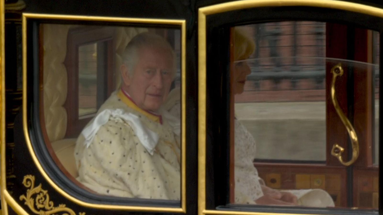 King swears the Coronation Oath after thousands of wellwishers clap and ...