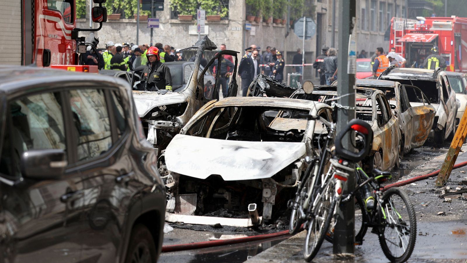 Explosion in centre of Milan leaves several vehicles on fire | Breaking ...