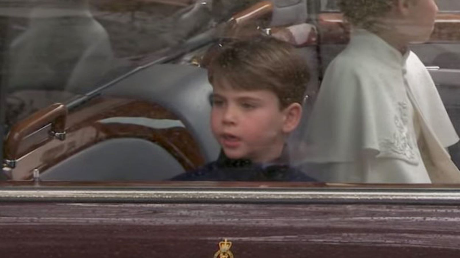 King's coronation: Princess Charlotte and Prince Louis hold hands as ...