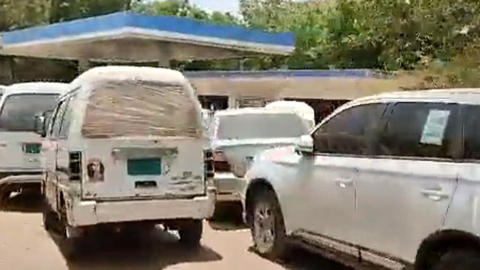 Sudan: Motorists wait in huge queue for fuel as thousands try to evacuate | World News | Sky News