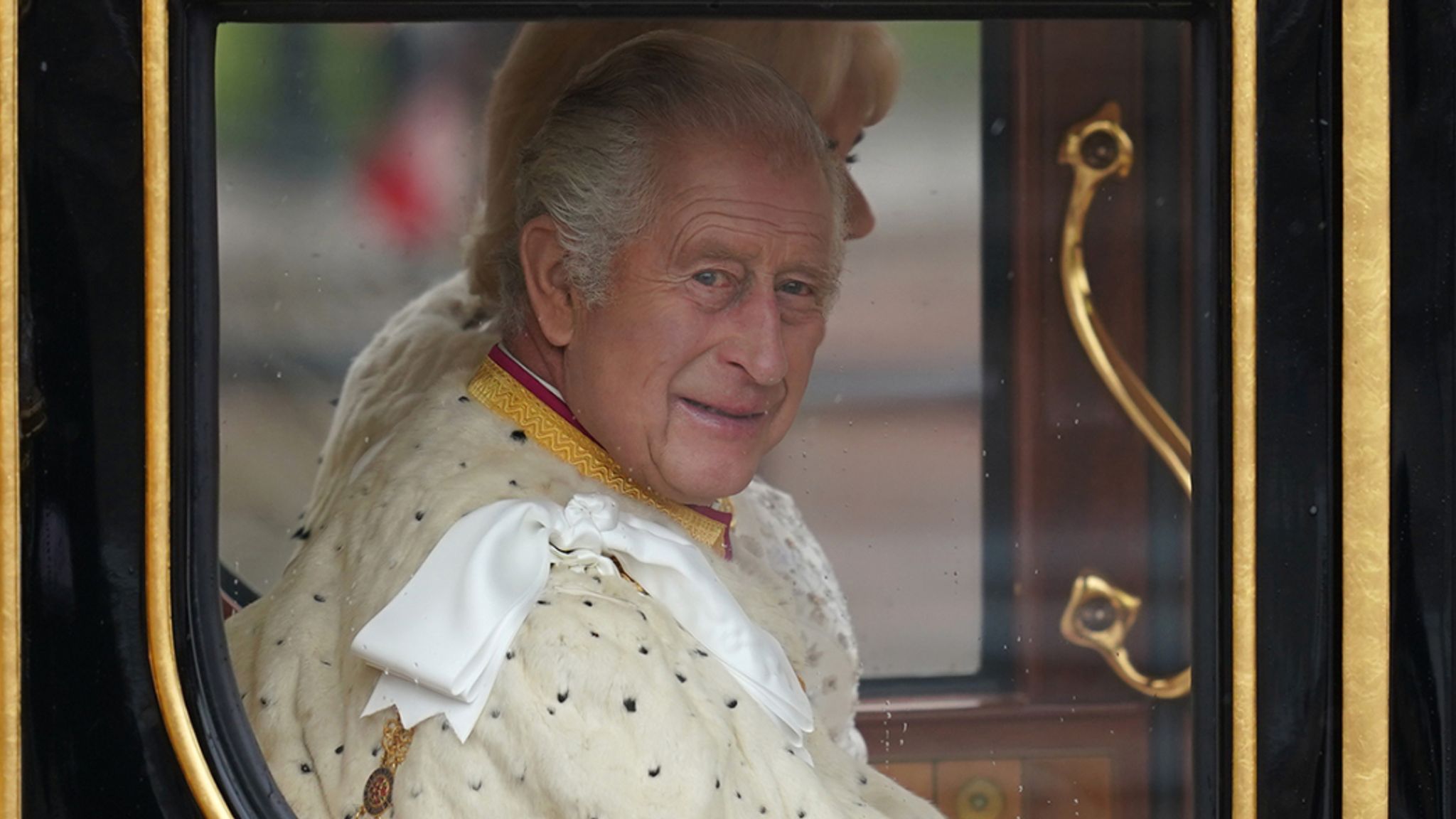 King swears the Coronation Oath after thousands of wellwishers clap and ...