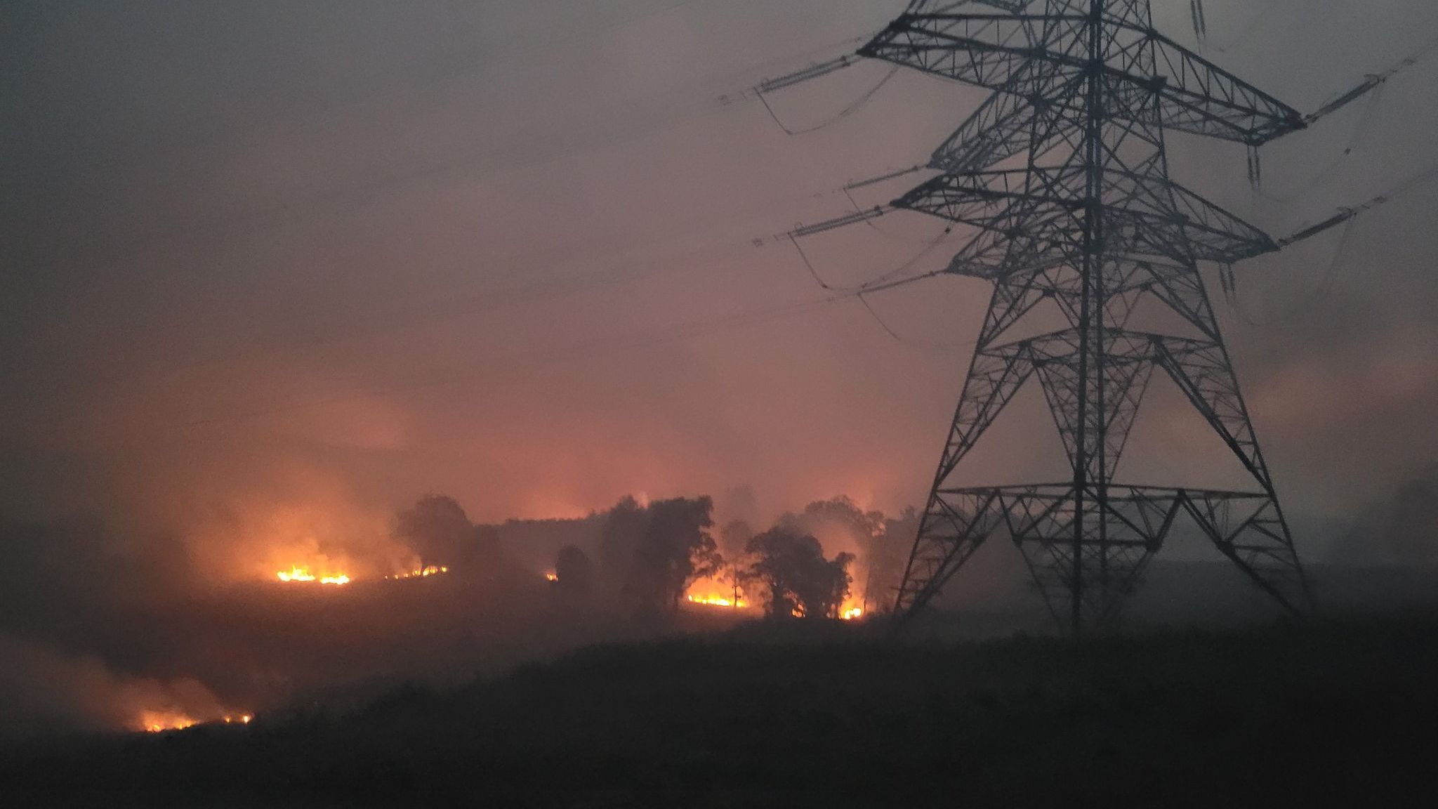 Daviot: Firefighters tackling 'mile long' wildfire near Inverness | UK ...
