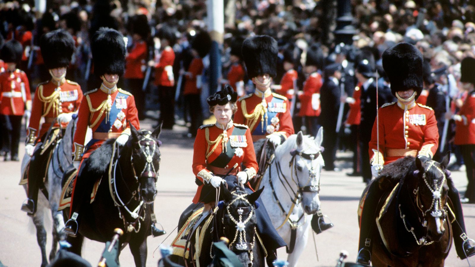 King to become first monarch in decades to ride on horseback during ...