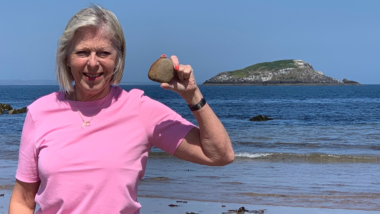 Uri Geller thanks brave swimmers for collecting rock from his 'mystic ...