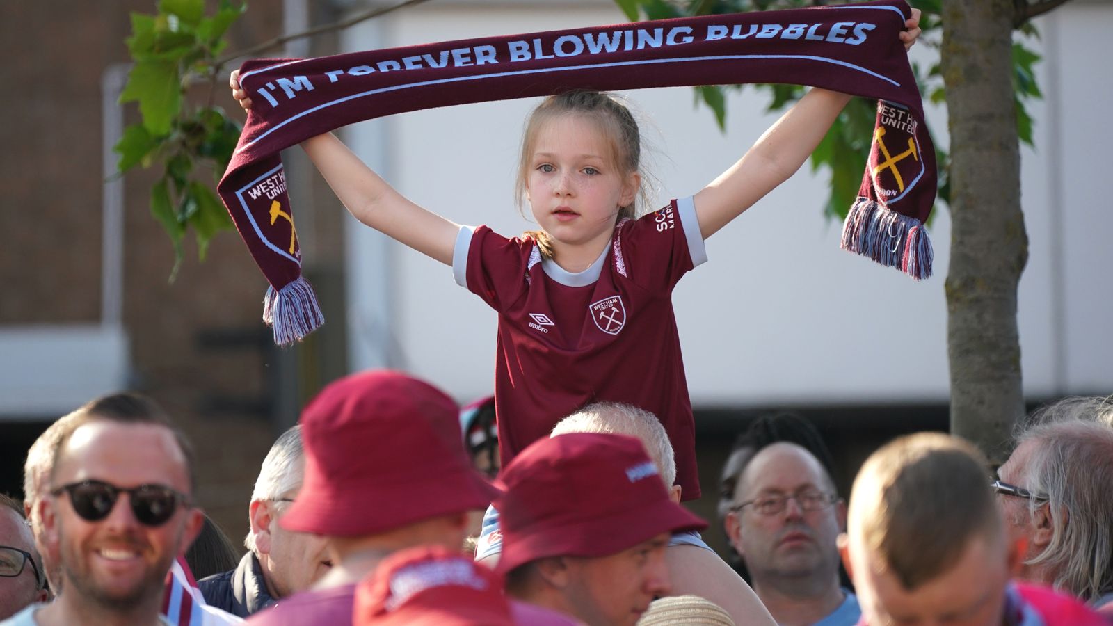 West Ham fans ecstatic as squad hosts victory parade to celebrate ...