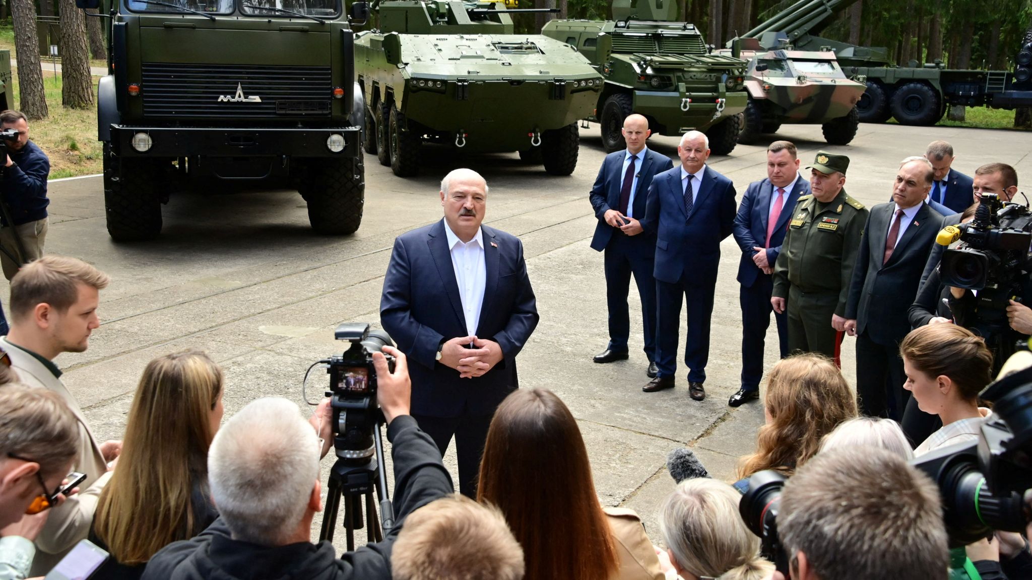 Belarus starts receiving tactical nuclear weapons from Russia ...