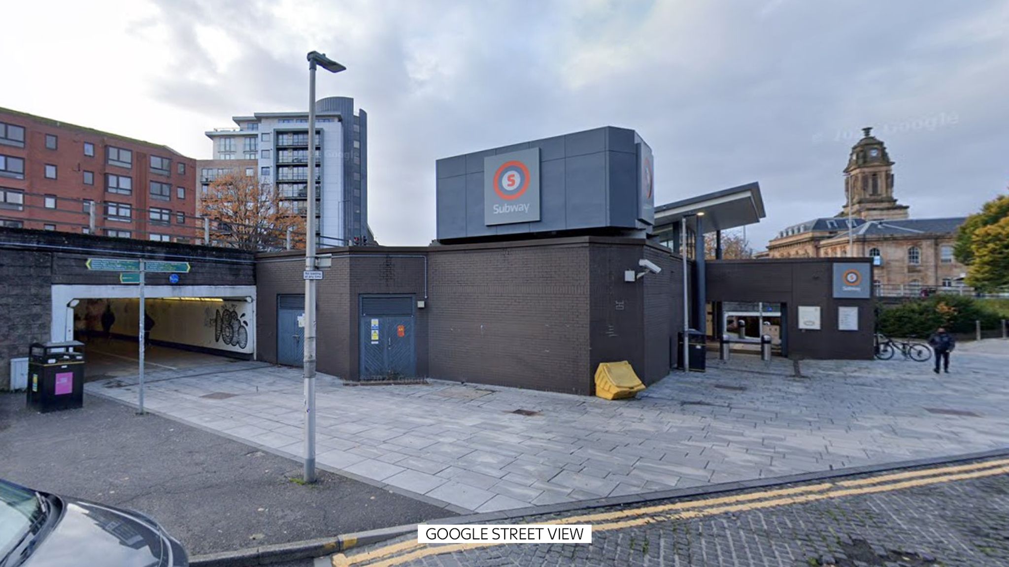 Man gets trapped between train and platform at Glasgow subway station ...