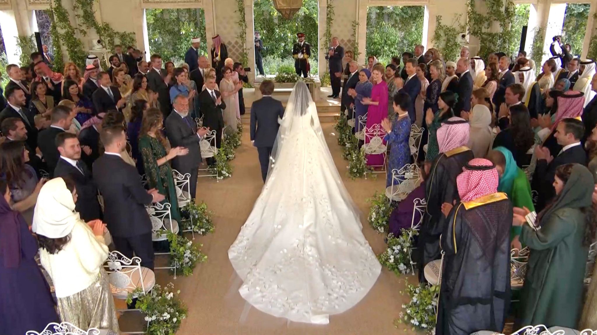 Prince William and Kate surprise guests at Jordan royal wedding | UK ...