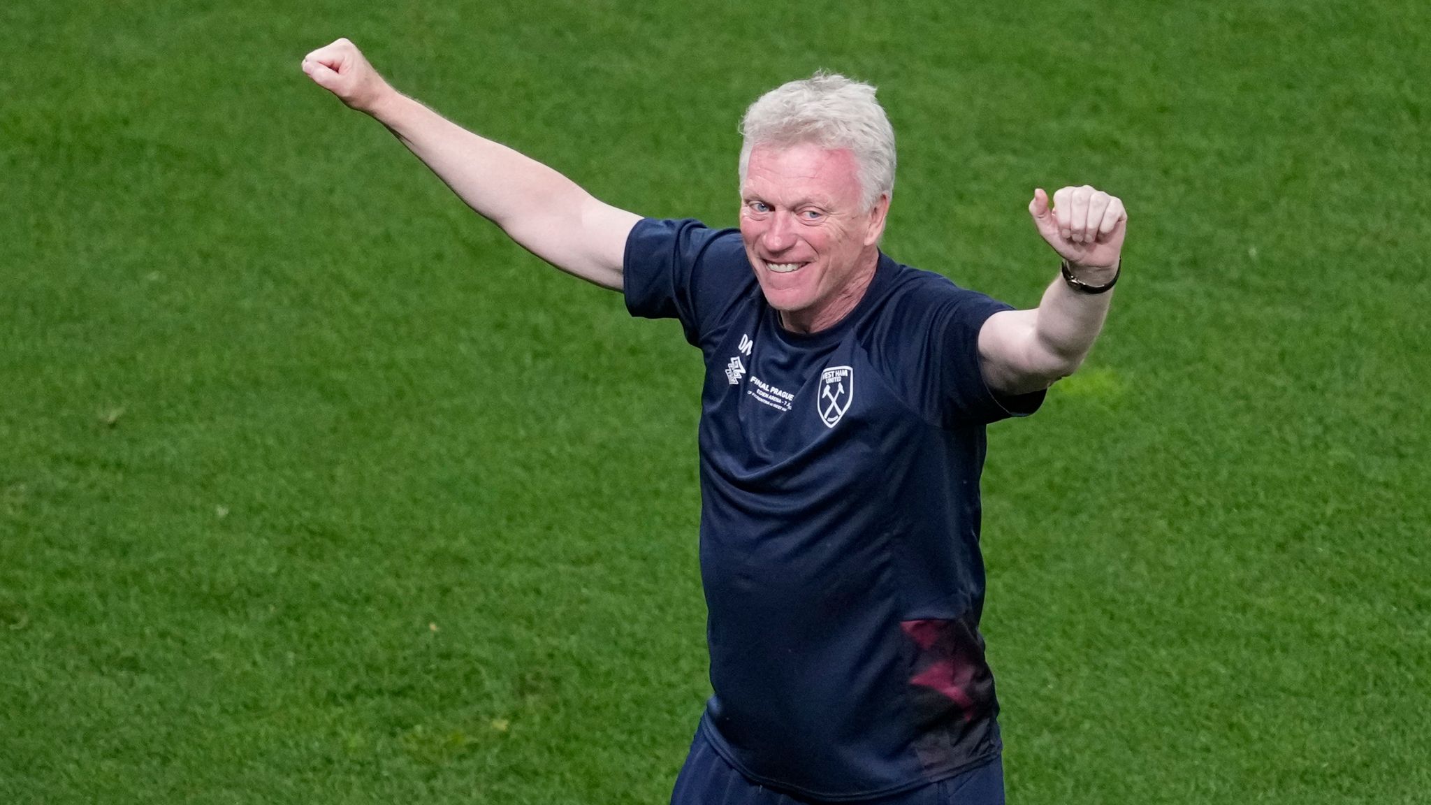 West Ham lift first major trophy in more than 40 years after beating Fiorentina in Europa ...