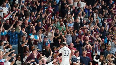 West Ham lift first major trophy in more than 40 years after beating Fiorentina in Europa ...