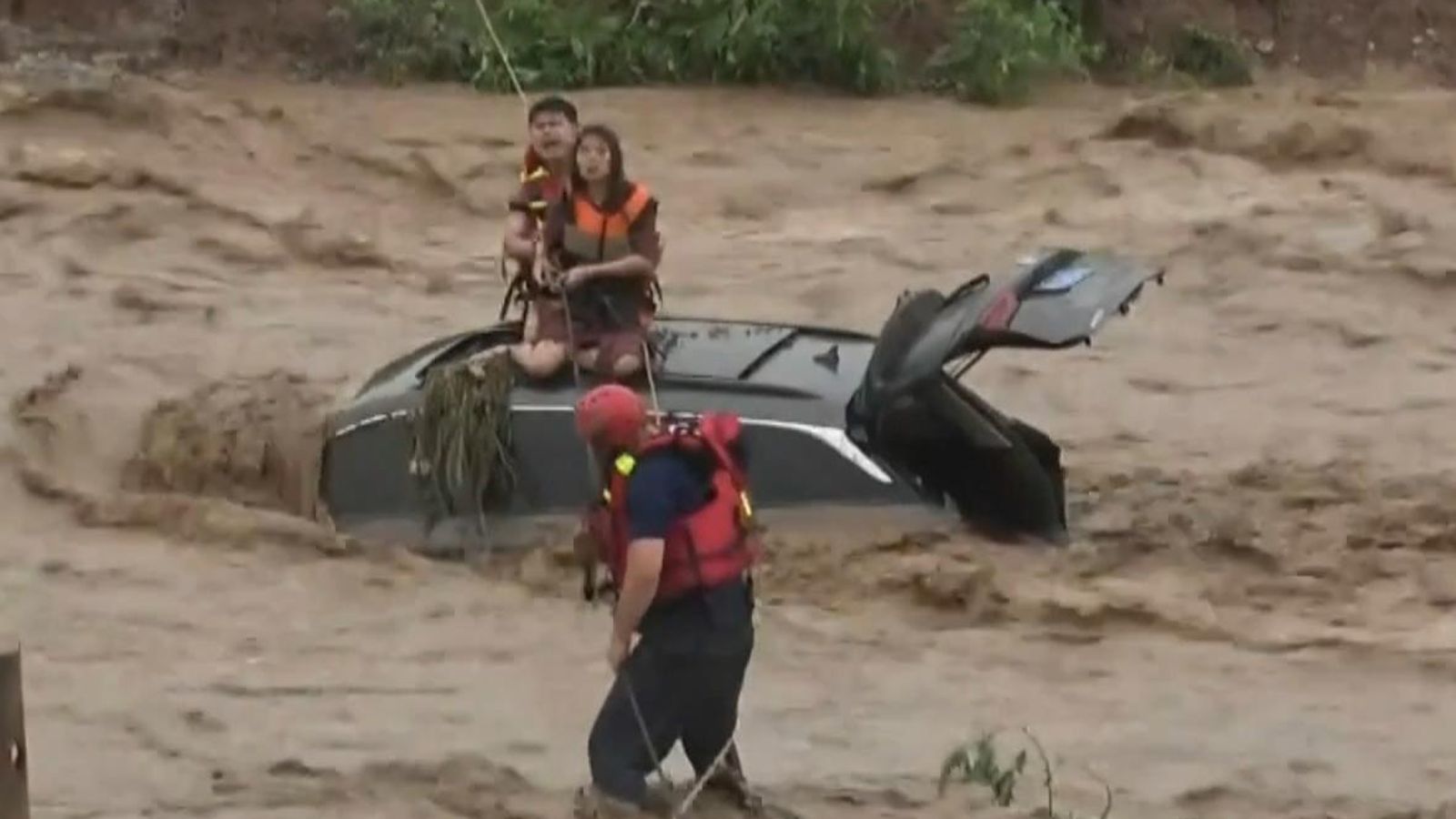 China: Dramatic rescue as couple gets trapped in raging floods | World ...