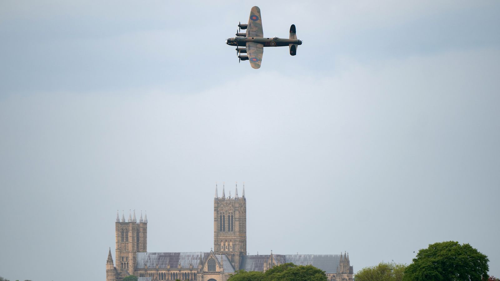 King pays tribute to RAF veterans at Dambusters 80th anniversary event ...