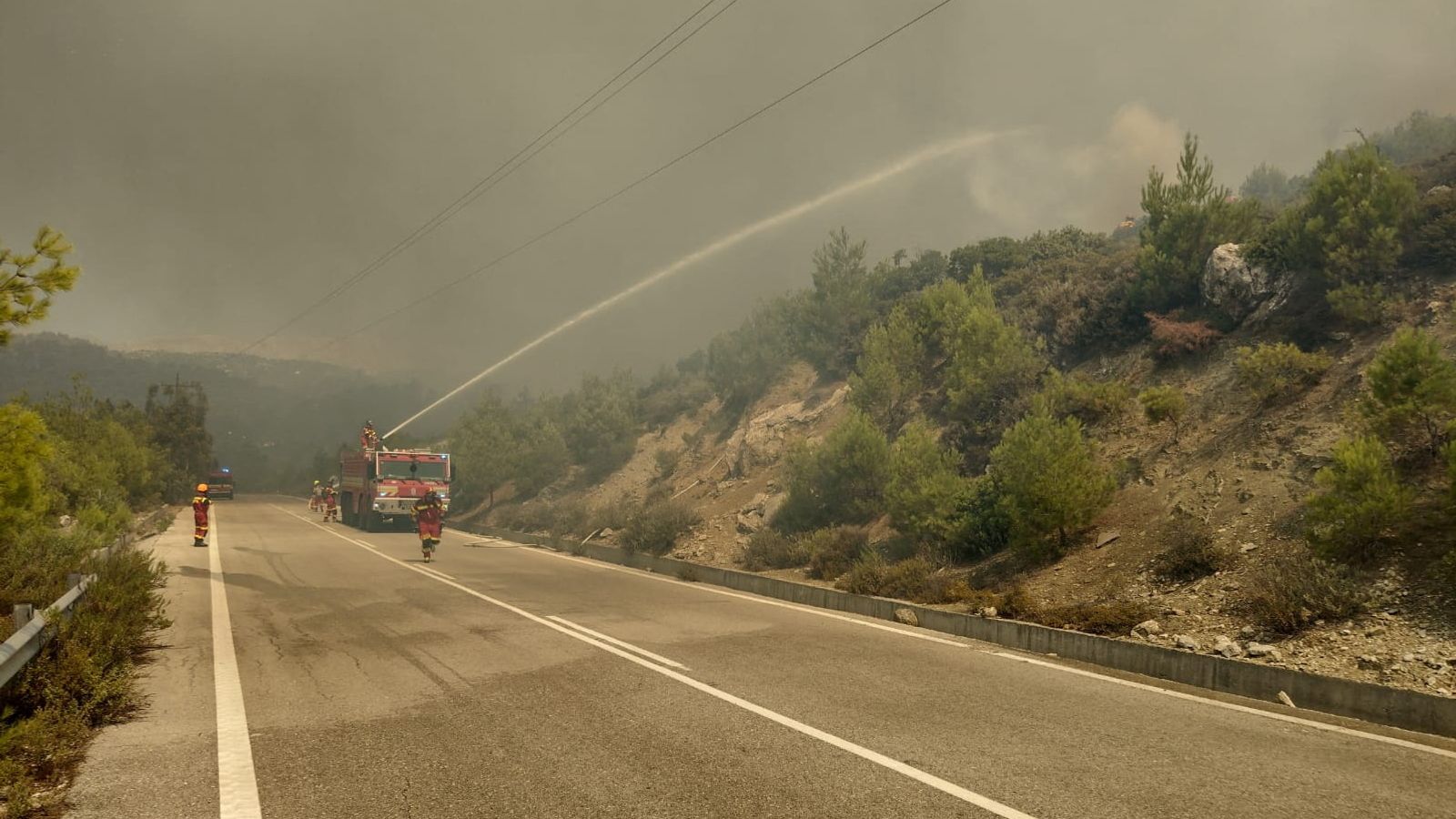 Wildfires on Rhodes force thousands of holidaymakers to flee their ...