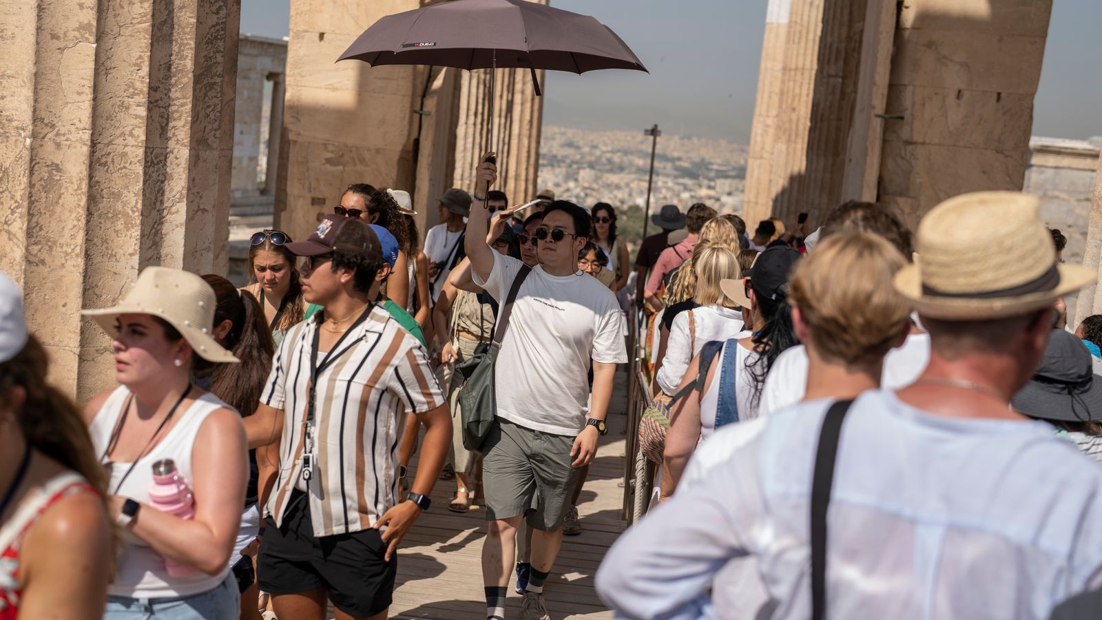Cerberus heatwave: Scorching temperatures in Athens prompt health and ...