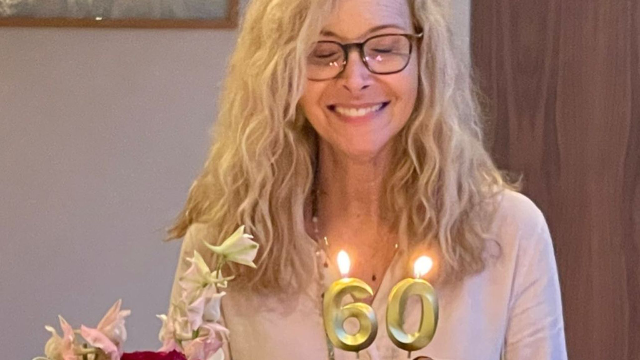 Lisa Kudrow celebrated by Friends co-stars Jennifer Aniston and ...