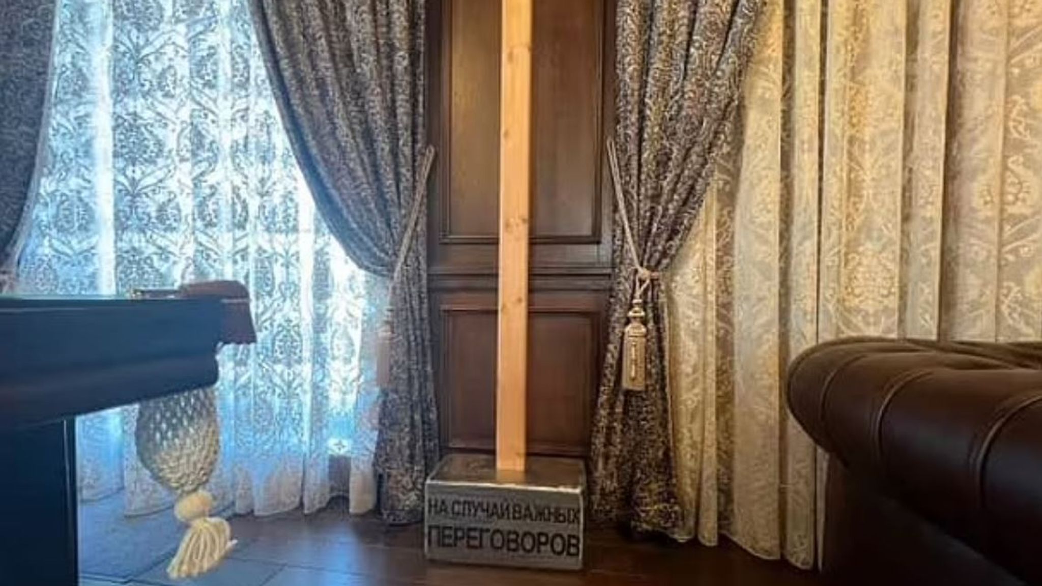 Wigs, guns and gold bars found by Russian security services in raid of ...