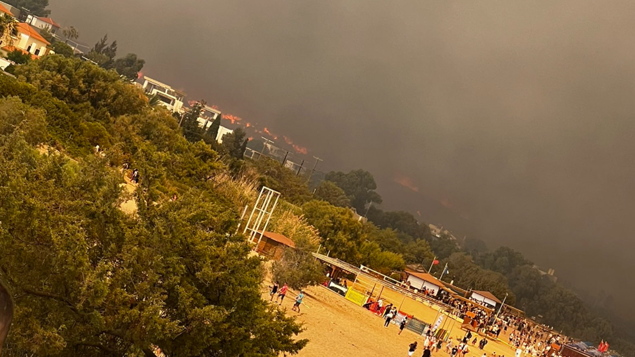 Wildfires on Rhodes force thousands of holidaymakers to flee their ...