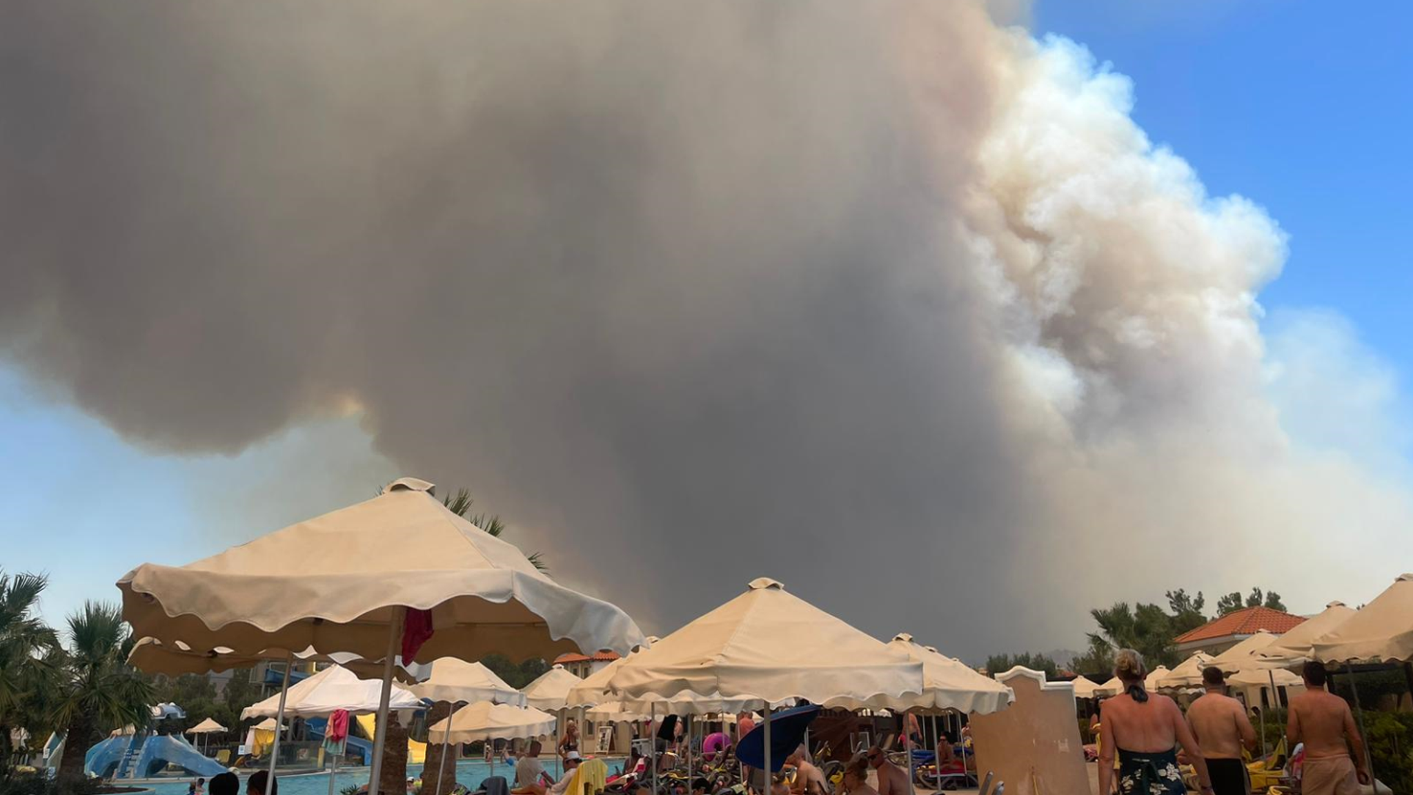 Wildfires on Rhodes force thousands of holidaymakers to flee their ...