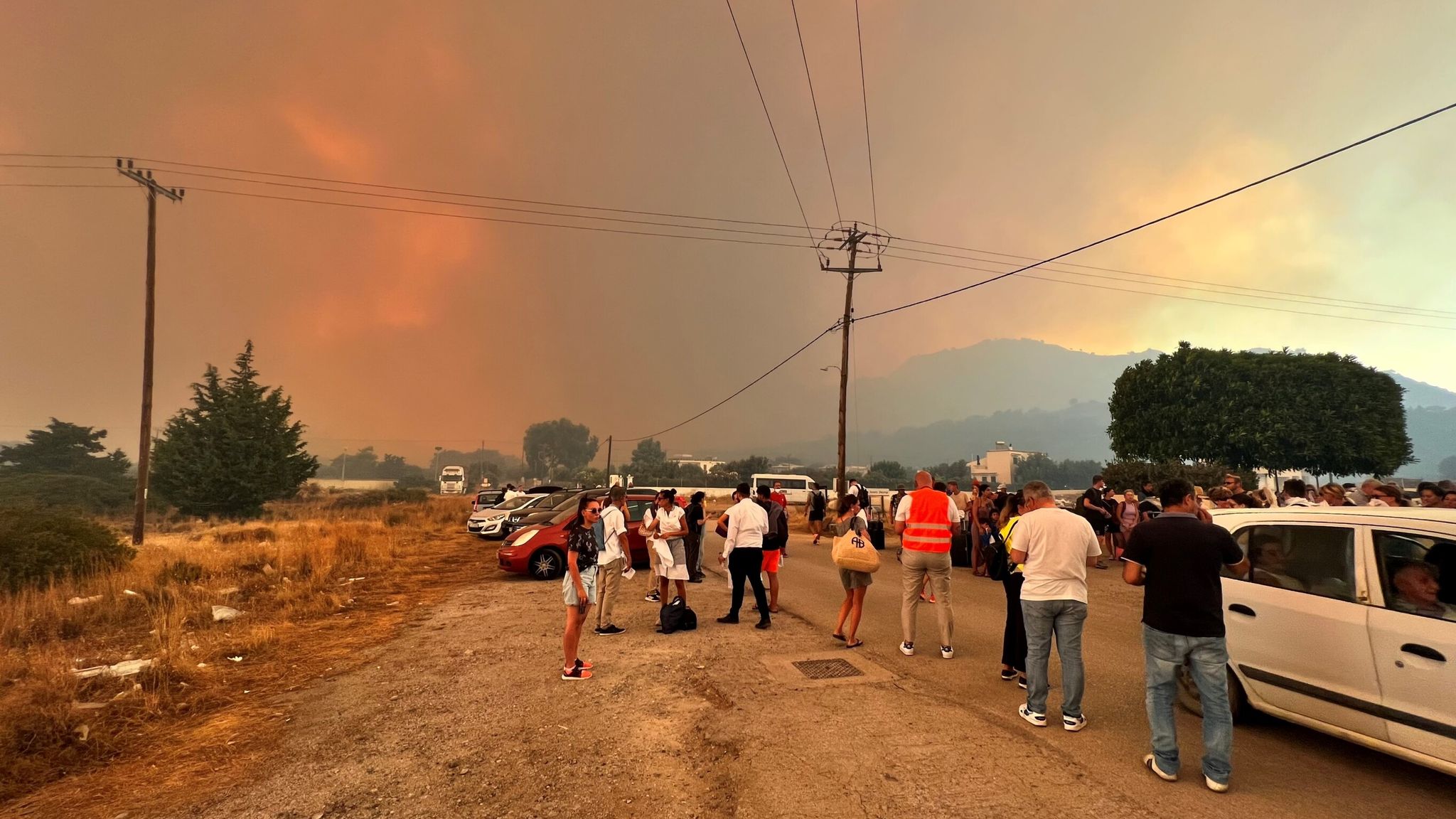 Rhodes wildfires: British tourist escapes 'scene from Dante's Inferno ...