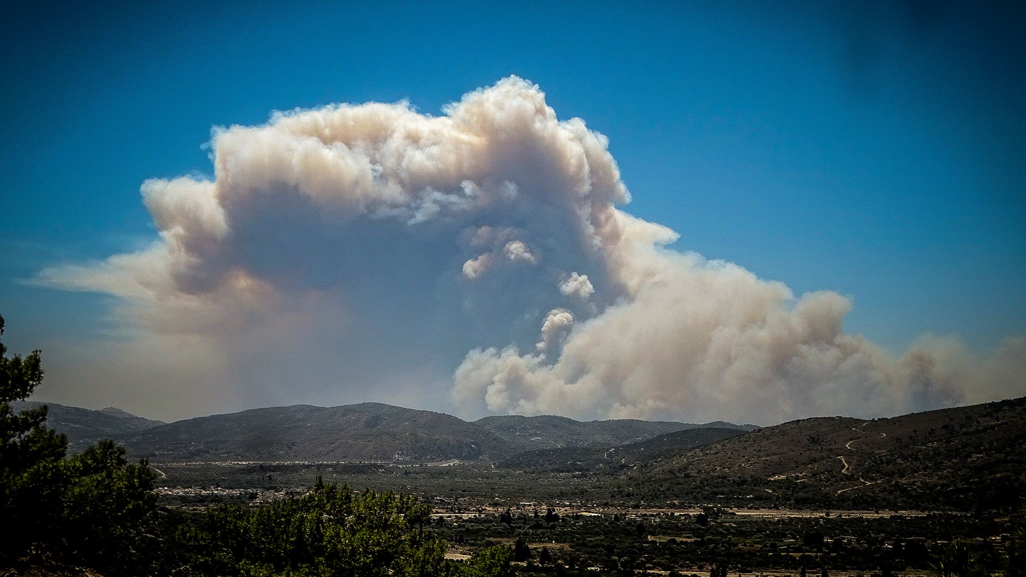 Wildfires on Rhodes force thousands of holidaymakers to flee their ...