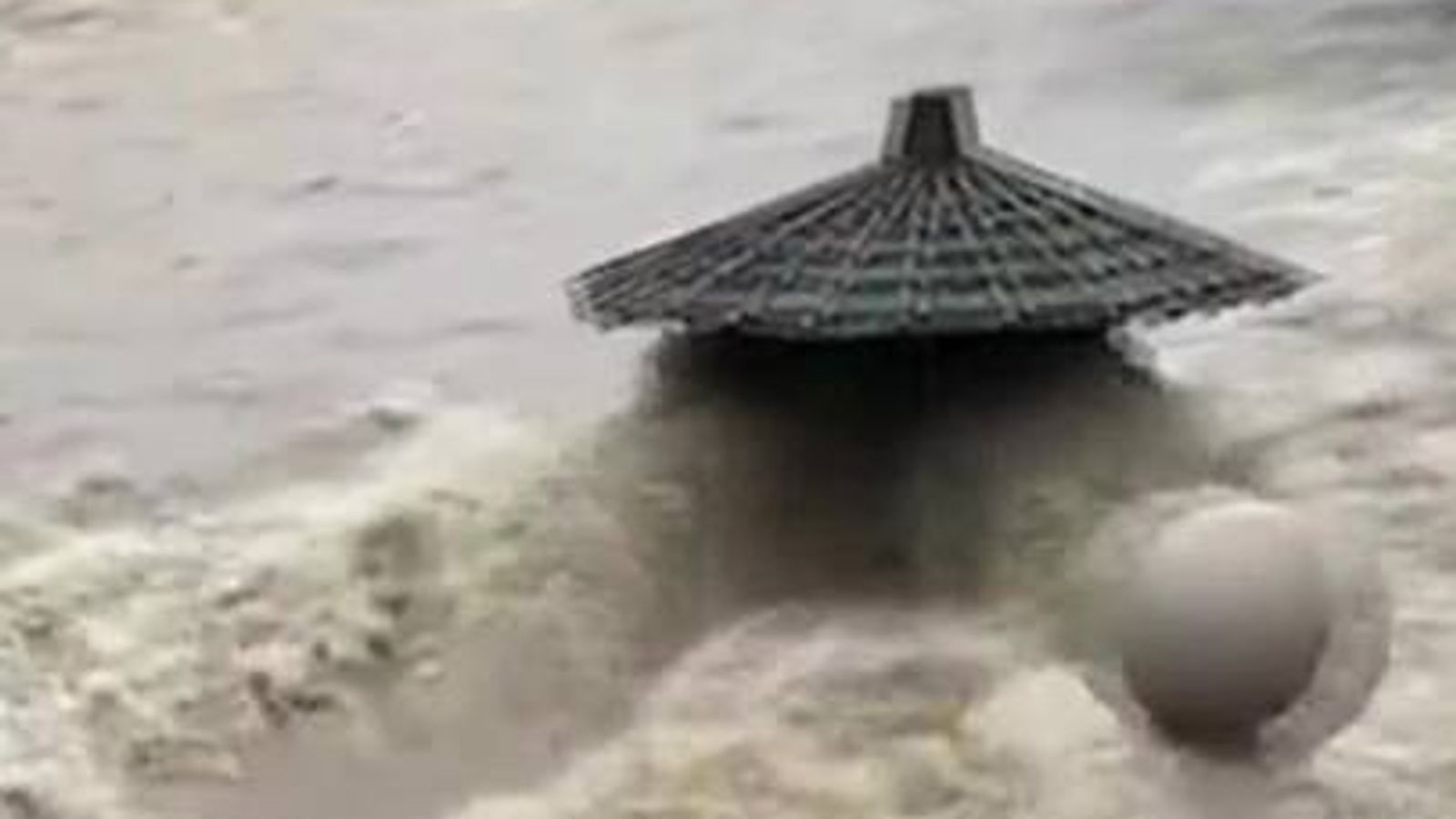 Japan: Typhoon Lan causes rivers to overflow, damages buildings and ...