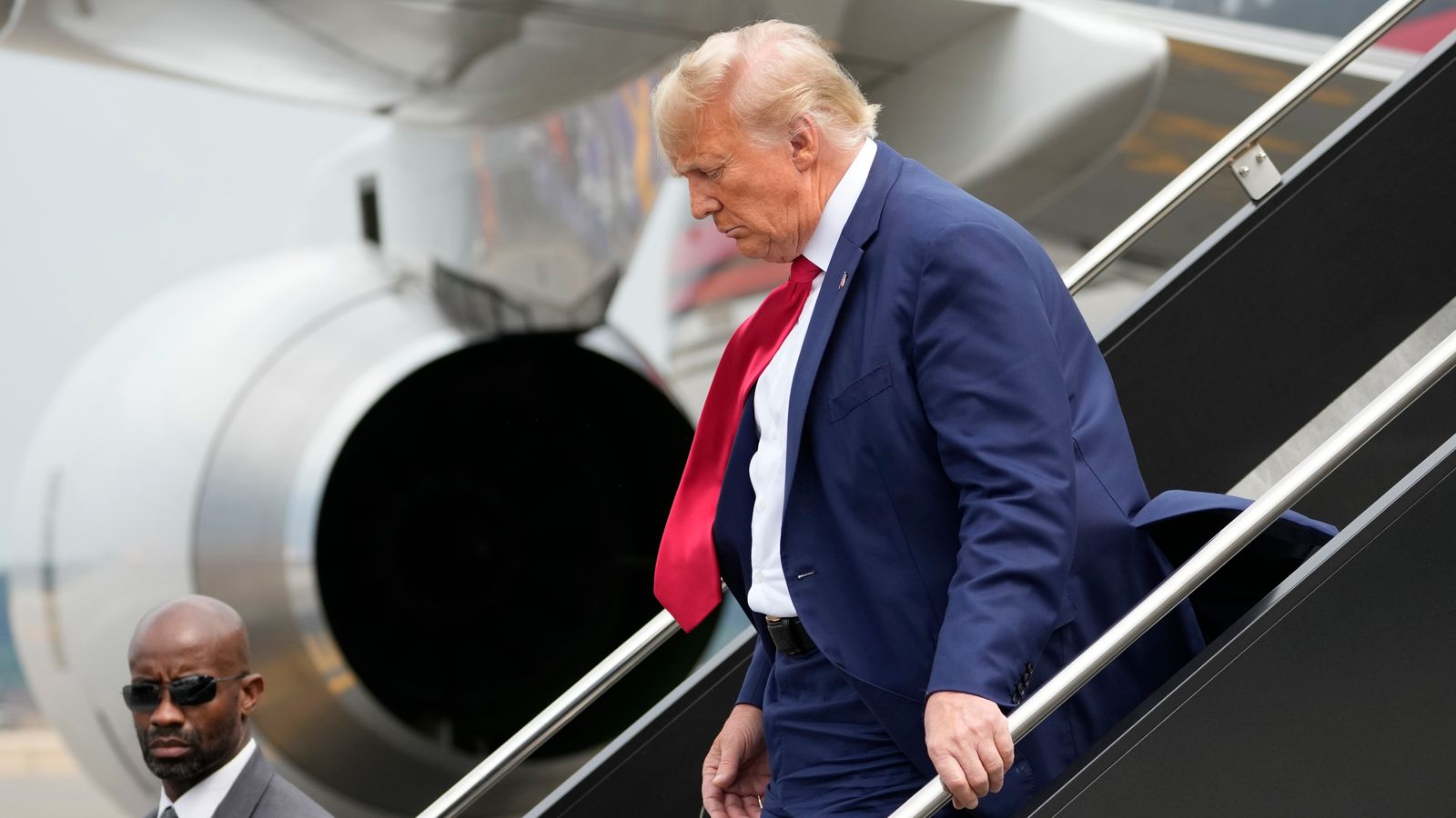 Donald Trump en route to courthouse in Washington | News UK Video News ...