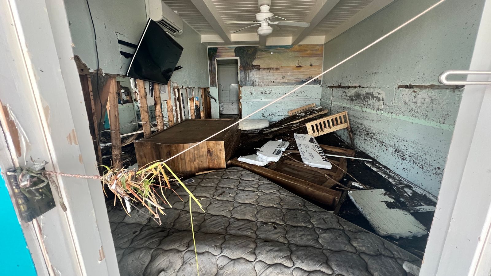 Hurricane Idalia wrecked much of Cedar Key but people here will brave ...